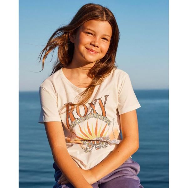 オーガニックコットン100％の生地を使用した、ナチュラルな質感のＴシャツ。薄手の素材感で着心地抜群です。フロントには、波と太陽をモチーフにしたROXYらしいグラフィックをプリントしました。サーフらしい雰囲気のコーディネートを楽しめる一着です。