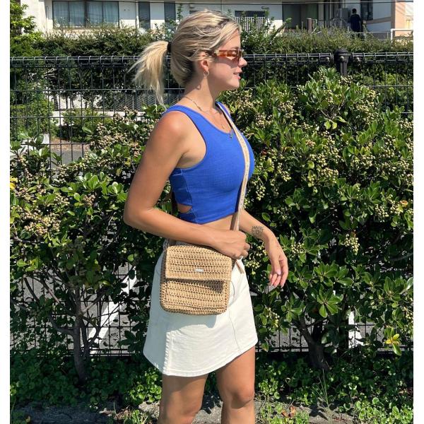 ショルダーベルトにロゴジャガードテープを使用したペーパー素材のショルダーバッグ。フラップトップで、開口部にはファスナーを取り付けました。また、裏地つきなのも安心です。ショルダーはアジャスターで長さの調整が可能。夏らしい素材感は、ワンピースな...