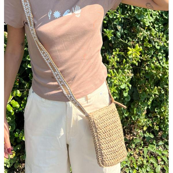 ショルダーベルトにロゴジャガードテープを使用したペーパー素材のミニサイズのショルダー。開口部はファスナー付きです。ビーチやフェスなどにぴったりの、コンパクトなデザインが魅力です。