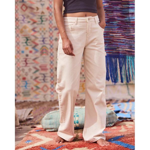 ワイドレッグのチノパンは、ワークボトム風のデザインが特徴です。生成りのコットンを使用したナチュラルな風合いが魅力です。わずかにストレッチが効いているので、着心地も◎です。ボタンにROXYマークをあしらいました。タイトなトップスと合わせて女性...