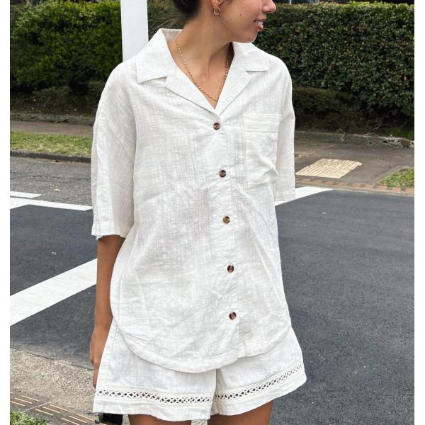 コットン×レーヨンのリネンライクな開襟シャツ。サイドとバックヨーク部分にクロシェテープをたたきつけたデザインが特徴です。ラウンドバックで、少し前が短めのシルエット。胸元にはポケット、ボタンはべっ甲風に仕上げました。デニムと合わせたり、同素材...