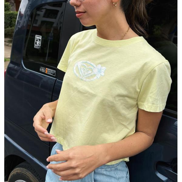 身幅はゆとりがあり、着丈は少し短めなので、スタイルアップを叶えてくれるTシャツ。軽く薄手な生地感で、夏にぴったりのアイテムです。手描き風の波と島のグラフィックと、ROXYとハイビスカスのグラフィックをウォッシュ風プリントを施した2カラーでの...
