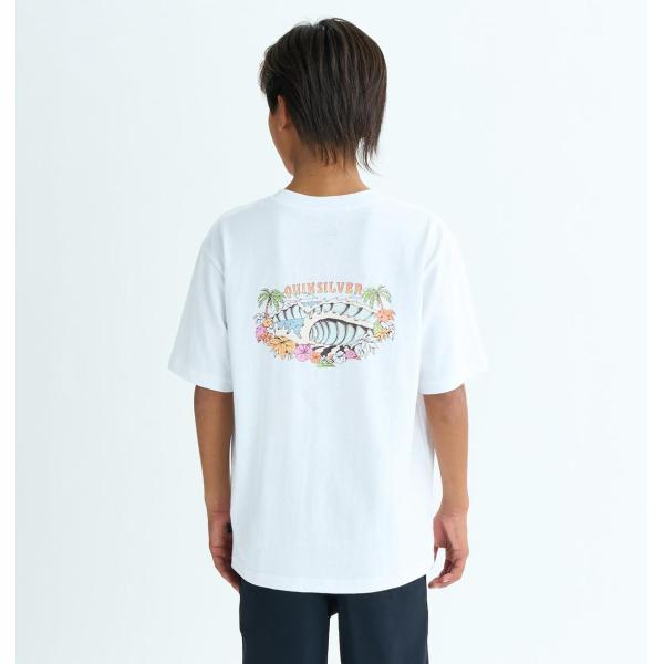 着心地のよい膨らみを持つ空紡糸を使用したUSコットン天竺生地を使用したユースサイズのTシャツ。ガーメントウォッシュ加工を施すことで、柔らかな風合いに仕上げました。左胸と背中にキッズらしいカラフルなグラフィックをプリント。今シーズンよりトレン...