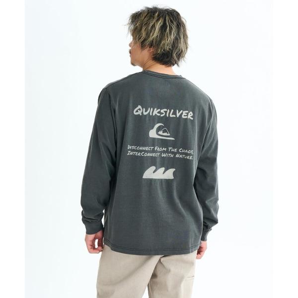 着心地の良い膨らみを持つ空紡糸を使用したUSコットン天竺素材の長袖Tシャツ。ピグメント加工を施すことでユーズド感を出し、ソフトな肌触りに仕上げました。左胸と背中にはハンドドローイングタイプのロゴや今シーズンを象徴するメッセージなどをプリント...