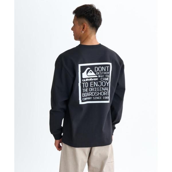 表側はコットン、裏側はポリエステル糸を使うことで、地厚でありながらも快適な着心地を可能にした天竺素材の長袖Tシャツ。左胸と背中には今シーズンのメッセージを含むボックスタイプのグラフィックをプリントしました。シルエットは程良くゆとりのあるルー...