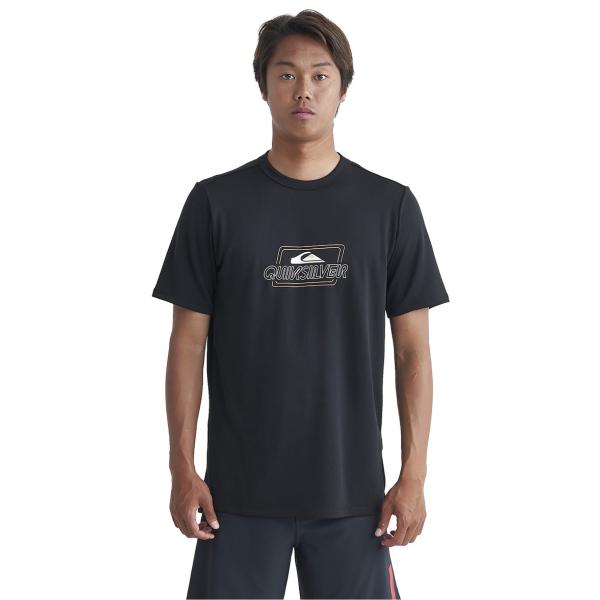 QUIKSILVERの新素材であるEVO MOVEを使用した半袖ラッシュガード。軽量で速乾性があり、最高値UPF50＋で紫外線から肌を守ります。さらに、背中をメッシュ素材に切り替えることで更に速乾性を高めました。フロントとバックにQUIKS...