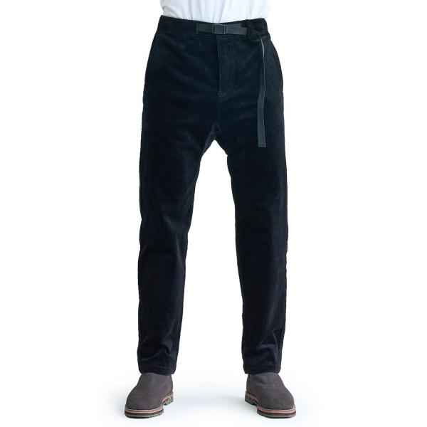 ストレッチの効いた太畝コーデュロイ生地を使用したイージーパンツ。秋冬らしいあたたかな着心地も魅力。ヒップ部分にQUIKSILVERのロゴを刺繍。ウェストはアジャスター付きベルトで楽にサイズ調整ができます。シルエットは汎用性の高いレギュラーフ...