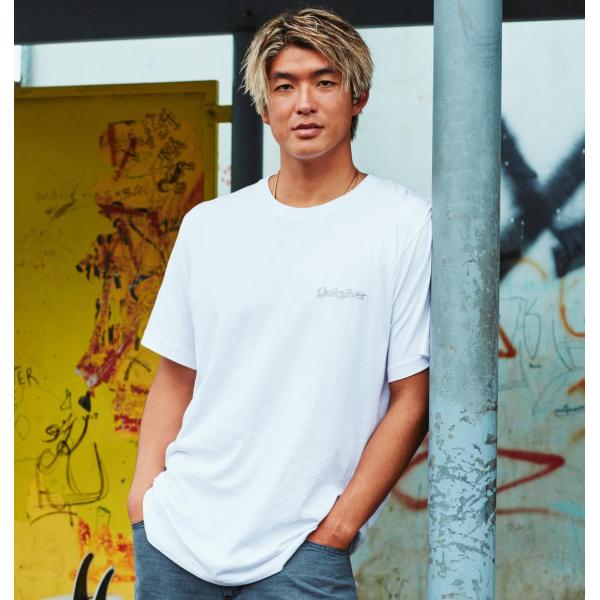 着心地の良い膨らみを持つ空紡糸を使用したUSコットン天竺素材の半袖Tシャツ。ピグメント加工を施すことで、ユーズド感を出しソフトな肌触りに仕上げました。左胸と背中にはトレンドを加味したフォントのグラフィックを刺繍とラバープリントで表現。シルエ...