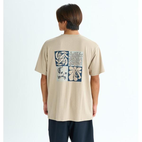 着心地のよい膨らみを持つ空紡糸を使用したUSコットン天竺生地を使用した半袖Tシャツ。ガーメントウォッシュ加工を施すことで、柔らかな風合いに仕上げました。左胸と背中には海を連想させる生き物や植物のグラフィックをプリント。シルエットは汎用性の高...