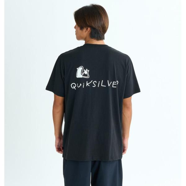 着心地のよい膨らみを持つ空紡糸を使用したUSコットン天竺生地を使用した半袖Tシャツ。ガーメントウォッシュ加工を施すことで、柔らかな風合いに仕上げました。左胸にはボードショーツからインスパイアされたハトメとループ付きのポケットをあしらい、背中...