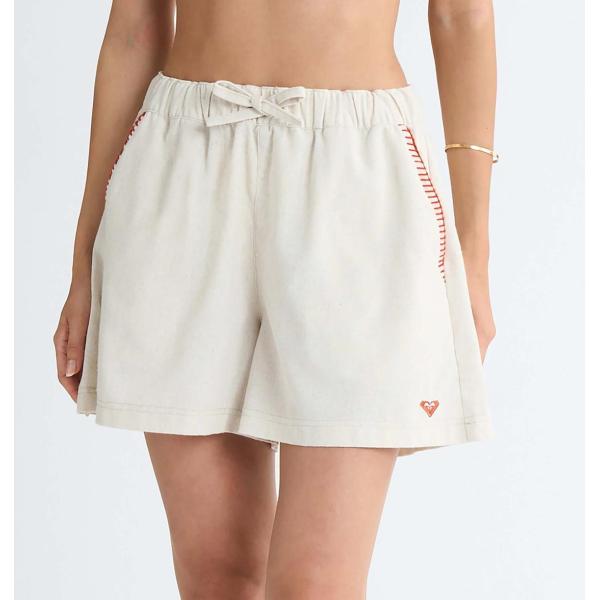 製品洗いでナチュラルな風合いのコットンリネン素材を使用した、キュロットショーツ型のカバーアップ。プールや海から上がった、ビーチサイド、プールサイドで過ごすのにぴったりなアイテムです。ポケット口にはブランケットステッチを施しました。ウエストは...