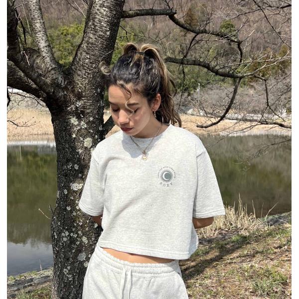 肌触りのよいMIX糸を使って素材の風合いを生かして仕上げた、太めのネックラインが特徴のクロップド丈のトップス。ワイドシルエットなので、ゆったりと着こなせます。ショートパンツ、ロングパンツとセットアップでの着こなしを楽しめます。胸元には太陽と...