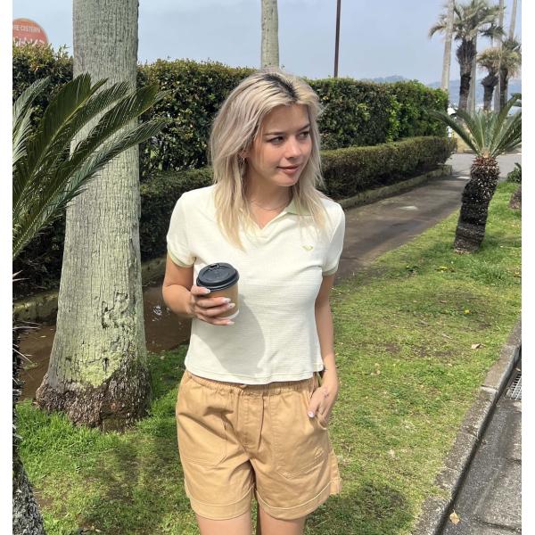 配色の襟がポイントの、レトロな雰囲気のスキッパーポロシャツ。ボディの素材は変わり織りのワッフル素材で、サラッとした質感で肌触りが抜群です。ジャストサイズのコンパクトなシルエットなので、ミニスカートやボリュームボトムとのコーディネートがベスト...