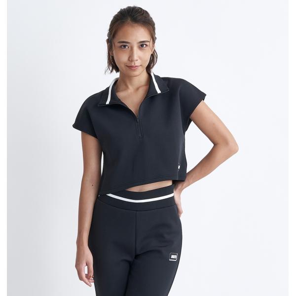 人気のハーフジップデザインのショート丈トップス。鹿の子調の裏地にしたことで、肌に張り付かずサラッとした着心地を実現。リブ素材の襟にはジャガードのラインを入れてアクセントにしました。左裾に、ROXYロゴのシリコンワッペンをON。ハイウエストの...