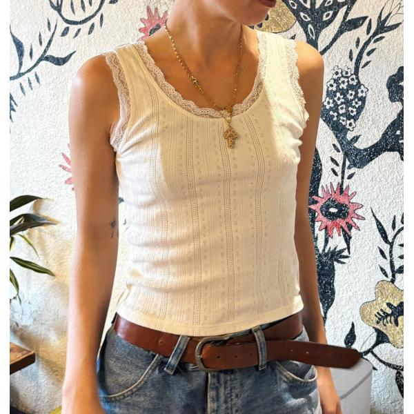 コットンの柄生地のリブ素材を使用したタンクトップ。背中の大きく開いたデザインが特徴です。サラッと柔らかい薄手の素材感で、着心地抜群です。袖口と襟もとにはレースをあしらいました。フェミニンな質感ですが、デニムやスエットなどと合わせてカジュアル...