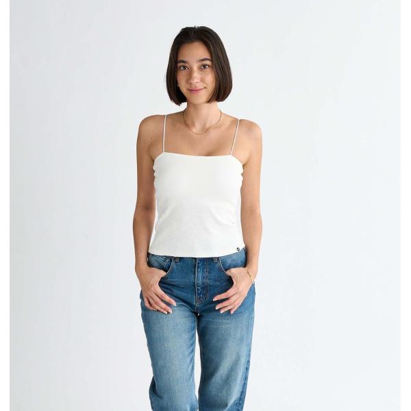 風合いとフィット感の良さがポイントのスラブ リブ素材を使用したカップ付きキャミ。モノトーン＋華奢なスパゲッティストラップで、コーディネートを邪魔しないデザインは、何枚でも持っていたくなる便利なアイテムです。裾のピスネームで、ブランディングは...