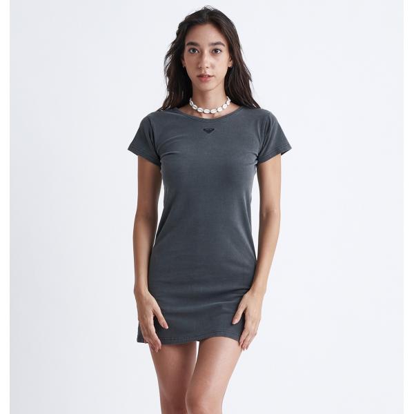 ピグメント加工でヴィンテージ調の風合いに仕上げたミニワンピース。超ミニ丈のタイトシルエットなので、ぴったりサイズで着用するのがおすすめです。リボンのついたバックを前にしたり、前後2WAYで着られる仕様です。胸元の中央に、ROXYマークをあし...