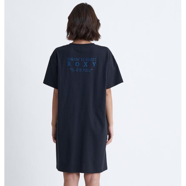 OWTとHERの配色のネックラインが特徴の、オーバーサイズのTシャツワンピース。BOXシルエットなので、ゆったりと着こなせます。シーズナルのグラフィックを刺繍で表現したロゴと、レトロ調のカラーリングで一枚で着用してもレギンスと合わせてもおし...