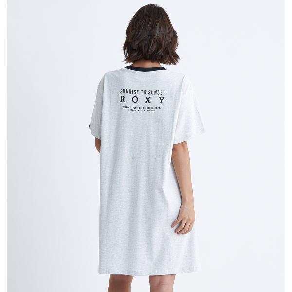 OWTとHERの配色のネックラインが特徴の、オーバーサイズのTシャツワンピース。BOXシルエットなので、ゆったりと着こなせます。シーズナルのグラフィックを刺繍で表現したロゴと、レトロ調のカラーリングで一枚で着用してもレギンスと合わせてもおし...