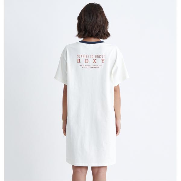 OWTとHERの配色のネックラインが特徴の、オーバーサイズのTシャツワンピース。BOXシルエットなので、ゆったりと着こなせます。シーズナルのグラフィックを刺繍で表現したロゴと、レトロ調のカラーリングで一枚で着用してもレギンスと合わせてもおし...