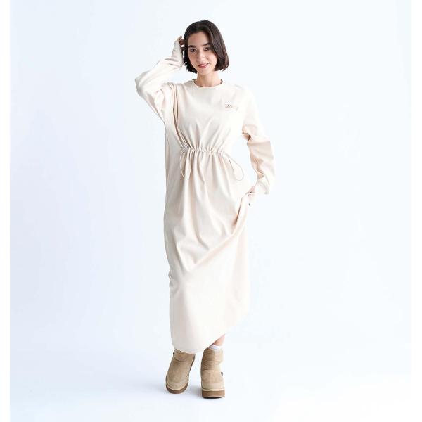 綿タッチな見た目で、ポリエステル100%でできたエアフレックス ハニカム素材は、軽量で乾きやすいのが特徴。ウエストのドローコードでシルエットの調節が可能です。ボリュームスリーブが特徴のロングワンピースです。胸元には刺繍でROXYロゴをあしら...