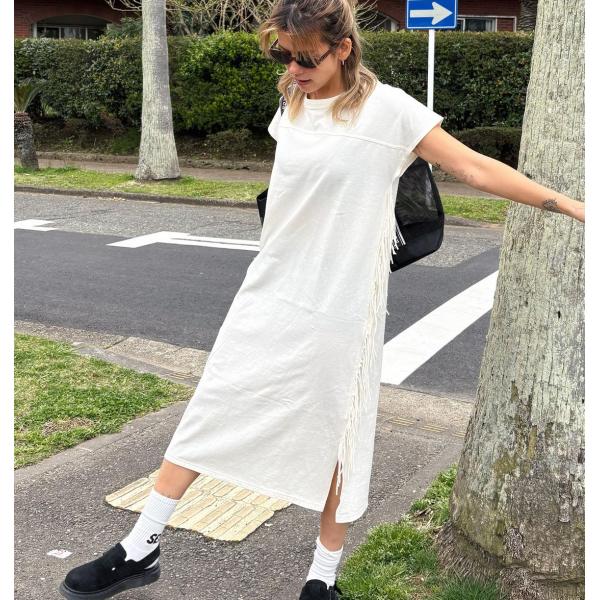 両サイドの脇からスリット上にかけてフリンジをあしらったロングドレス。洗い感のある染め加工で、ヴィンテージライクな雰囲気に着こなせます。肩から少し落ちるノースリーブなので、二の腕のスッキリ見せを叶えてくれます。INDはデニム風に見える仕上げが...