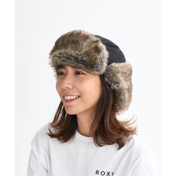 ボリュームのあるファー使いで小顔効果も狙えるフライトキャップです。MA-1風の光沢感のある素材を使用、本体は中綿を入れてふんわり柔らかく、暖かさも抜群です。耳当てはバックルを取り外して2WAY仕様にもなります。バックの中央には、ROXYハー...