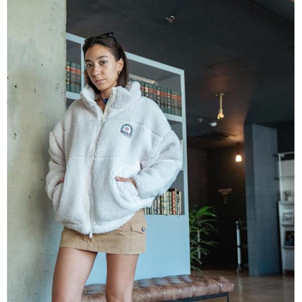 モコモコした質感がかわいい、撥水加工を施したボアジャケット。飾り切り替えと高めのスタンドカラーがポイントで、裏地はキルティングの中綿仕上げ。ダブルジップ仕様で、裾にはドローコードをセット。着丈やシルエットの調節が可能。胸元にはオリジナルのワ...