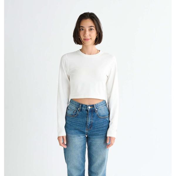 ＊HAPPY VALENTINE FOR ALL GIRLSアイテム  伸びとフィット感のいいベア天竺素材を使用したクロップド丈のロングスリーブトップス。製品染めをしているので、風合いのよいカラーが魅力のアイテム。バックには印象的なタイポグ...