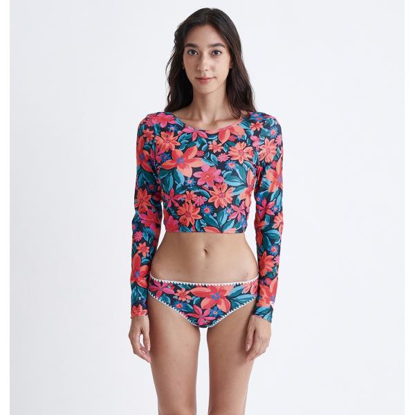 カップ付きのショート丈ロングスリーブラッシュガード。バックはリボンで結べるので、好みのフィット感に調整することができます。パッドは水抜けのよいウォータースルーパッドを採用しました。一枚で着用できるのでサーフィンにもぴったり！