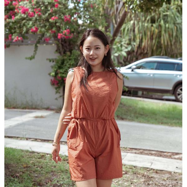 ワッシャーのタフタ素材を使用したオールインワン。片面はラウンドネック、片面はカシュクールに仕上げたトレンド感のあるデザインで、どちらを前にしても着用できる2WAY仕様。ウエストにはコードを入れているのでサイズ調整が可能です。また、ウエストの...