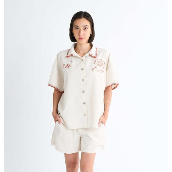 製品洗いでナチュラルな風合いのコットンリネン素材を使用した、シャツ型のカバーアップ。プールや海から上がった、ビーチサイド、プールサイドで過ごすのにぴったりなアイテムです。両胸に太陽と波のオリジナル刺繍をあしらい、袖と襟にはにはブランケットス...