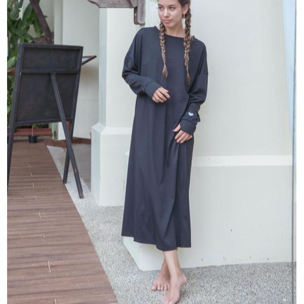 コットン見えする、シンプルなロングワンピース。バックのセンターシームから繋げたスリットで足さばきも◎。水着の上からサラッと上から羽織ることができるので、気になる日焼けもカバーできます。また、サムホールも搭載したので、手の甲の日焼けも防げます...