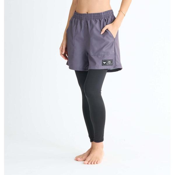 大きめのポケットをあしらったカーゴディテールのボードショーツと、ベア天竺素材のストレッチ製が高いレギンスの2点セット。ショーツの裾にはシリコンワッペンを、レギンスとの裾にはROXYロゴをプリントしました。単品でも使いやすい便利アイテムです。