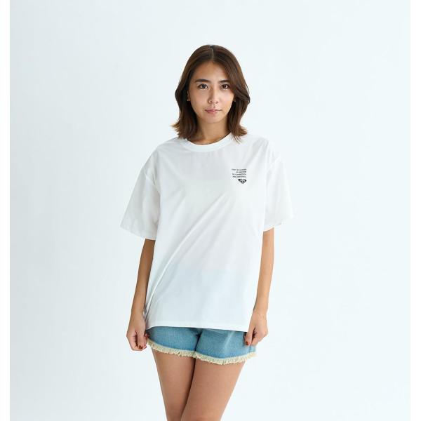 定番のボックスシルエットのラッシュTシャツ。ヒストリカルロゴを縦にプリントしたNewデザインで登場しました。胸元にはメッセージロゴとROXYマークのプリントもオン。水陸両用で幅広いシーン、コーデと相性抜群。UVカット、速乾、塩素対応で、夏の...