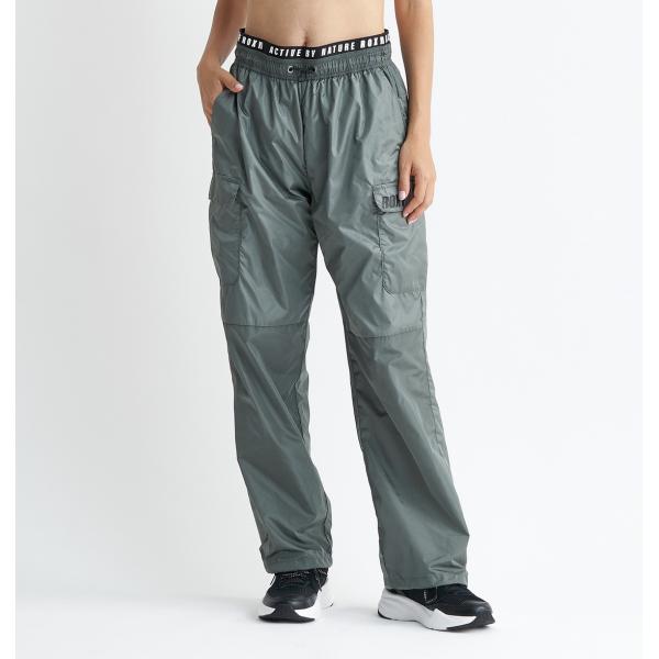 ジャケットとセットアップで着用できる、ワッシャー素材のナイロンパンツ。光沢のある素材とマットな素材を組み合わせて配色風に仕上げたデザインが特徴です。バックは光沢部とマット部が逆に配置されいるのもポイント。太もも部の両サイドにカーゴポケットを...