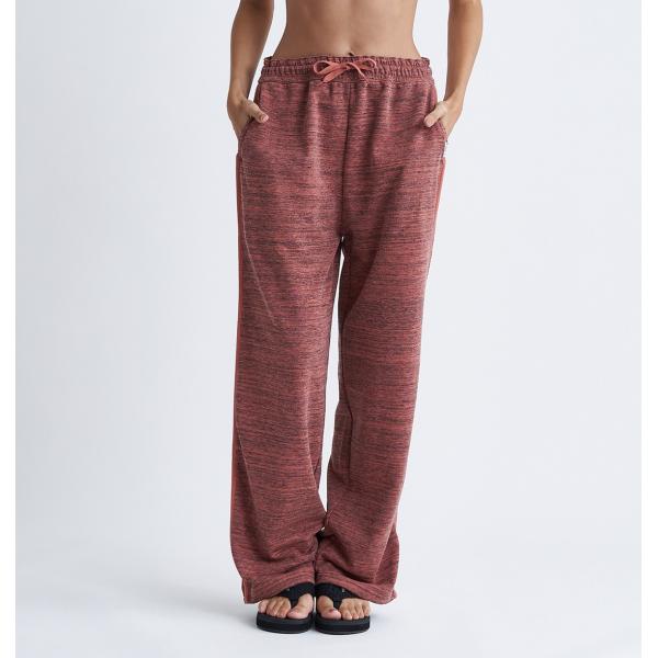 ミニ裏毛のロングスエットパンツ。肌触りのよいMIX糸を使って素材の風合いを生かして仕上げました。ボーイッシュな雰囲気にぴったりのストレートシルエットで、配色のラインをアクセントにしました。ウエストはゴムと紐付き、両サイドにポケットを付けまし...