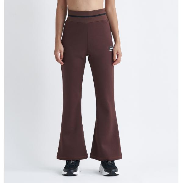 ボディラインを引き立てるフレアシルエットが特徴のスウェット素材のパンツ。リブのウエストは平ゴムとひもでサイズ調整が可能で、ぐるりと入ったラインがアクセントになります。ハーフジップデザインのショート丈トップスとセットアップのコーディネートがお...