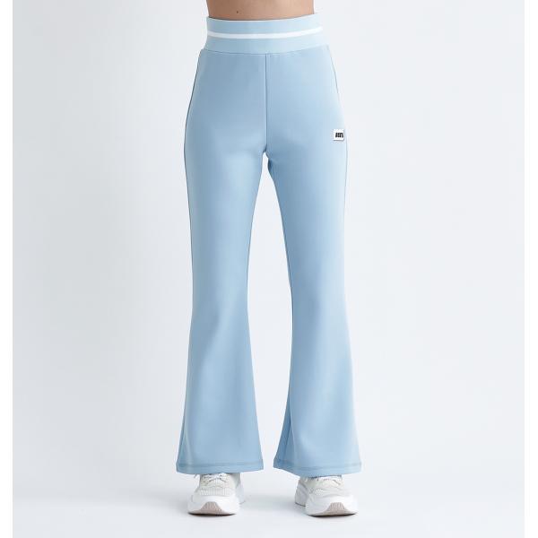 ボディラインを引き立てるフレアシルエットが特徴のスウェット素材のパンツ。リブのウエストは平ゴムとひもでサイズ調整が可能で、ぐるりと入ったラインがアクセントになります。ハーフジップデザインのショート丈トップスとセットアップのコーディネートがお...