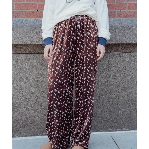 ■DESIGN ・ウェストゴム＋ドローコードで調整可能なワイドパンツ。 ■STYLING ・ゆるっとオーバーサイズのTシャツと合わせて古着風コーデ、ハイゲージやミドルゲージのスエットライクなニットを合わせてスタイリッシュにと、幅広いテイスト...