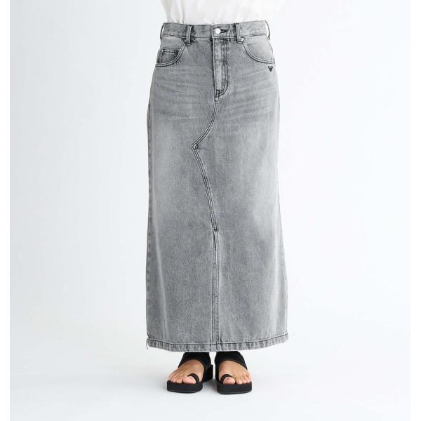 DENIM COLLECTION13ozのデニム生地を使用したロングスカート。リメイク風のデザインを生かしたスリットとユーズドライクのヒゲ加工が特徴の一着。フィット感のある腰回りから自然に広がるAラインの美しいシルエットです。フロントの右ポ...