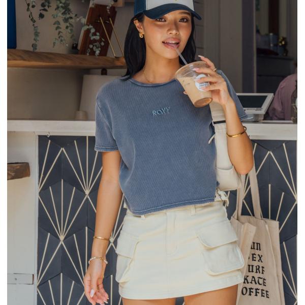 ストレッチの効いたデニムとツイル生地のミニスカート。短めの着丈ですが、内側にショーツがついているので一枚で着用できるアイテムです。サイドのベルトでサイズ調節も可能。両サイドにはカーゴポケットのデザイン。ポケットには同色のROXYハートのステ...