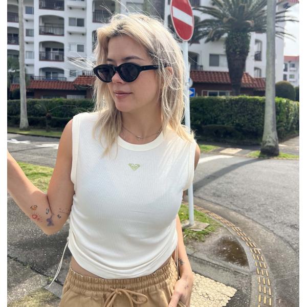 ひんやりとした質感のレーヨンのリブ素材を仕様したノースリーブトップス。とろみがあり、着心地も抜群です。ジャストの着丈ですが、両サイドに付けたストッパー付きのドローコードで好きな着丈に調整できる2WAY仕様です。胸元にはROXYマークの刺繍を...