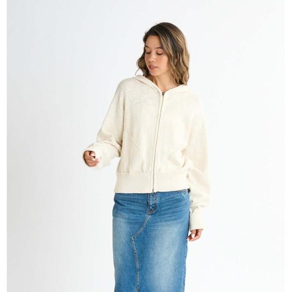 ポコポコとした凹凸感のあるスラブヤーンを使用した、ダブルZIPのフーディー。短め着丈のワイドシルエットで、裾と袖のリブ上をカットオフに仕上げた抜け感あるデザインがROXYらしいアイテムです。フロントのポケット部分にROXYロゴが刺繍されています。