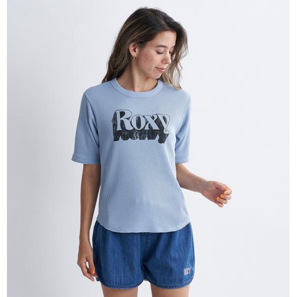ワッフル素材のタイトシルエットTシャツ。古着をイメージし、胸元にはROXYのファットロゴをかすれプリントであしらいました。バックの肩甲骨部分にROXYロゴオンしたのもポイント。裾は後ろ下がりのデザインで、ロック始末で仕上げています。柔らかい...