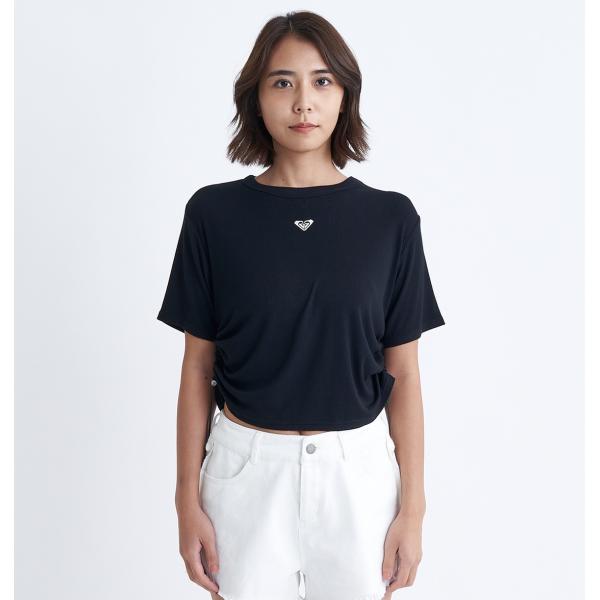 ひんやりとした質感のレーヨンのリブ素材を仕様したTシャツ。とろみがあり、着心地も抜群です。ジャストの着丈ですが、両サイドに付けたストッパー付きのドローコードで好きな着丈に調整できる2WAY仕様です。胸元にはROXYマークの刺繍をワンポイント...