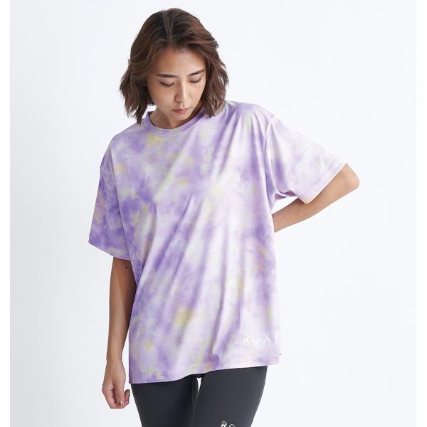 ROXYのフィットネスラインでは珍しい、プリントのタイダイデザインをあしらったTシャツ。オーバーサイズなので、ゆったりと着こなせます。ブラトップの上にカバーアップとして着たり、レギンスと合わせたコーディネートがおすすめ。程よいハリ感のある素...