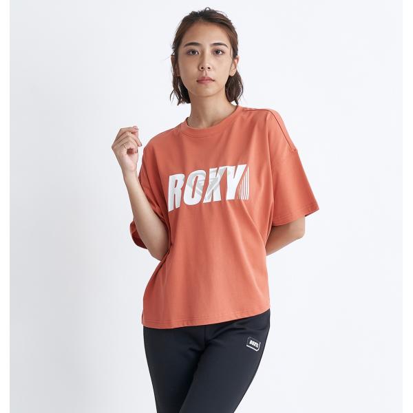 ドロップショルダーのワイドシルエットTシャツ。裾にはミニスリットを入れました。ゆったりとしたシルエットなので、動きやすさも◎。ブランドロゴとROXYロゴのラバープリントが新鮮な印象の一着。どんなボトムとも合わせやすいデザインです。