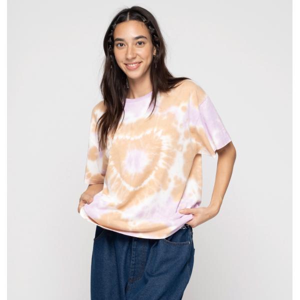 テーマのメキシコからインスパイアされたハート型を、タイダイ染めTシャツで表現しました。キーカラーのマルガリータグリーンと、テラコッタ、そして墨黒と、スタイリッシュなカラーリングで仕上げています。フロントの衿ぐり、カーブに沿って入ったROXY...