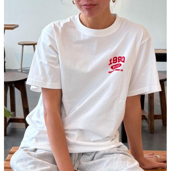 天竺素材を使用した、ボーイフレンドfitのシンプルなTシャツ。胸元にカレッジ調のグラフィックをフロッキープリントであしらいました。バックのネックラインにはROXYハートの刺繍をオン。シンプルで合わせやすい一着です。